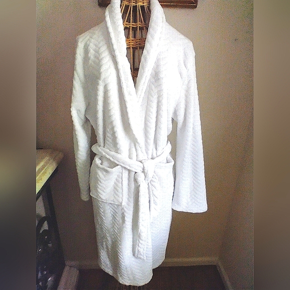 Ulta Beauty | Intimates & Sleepwear | Ulta Beauty Soft White Plush Robe ...